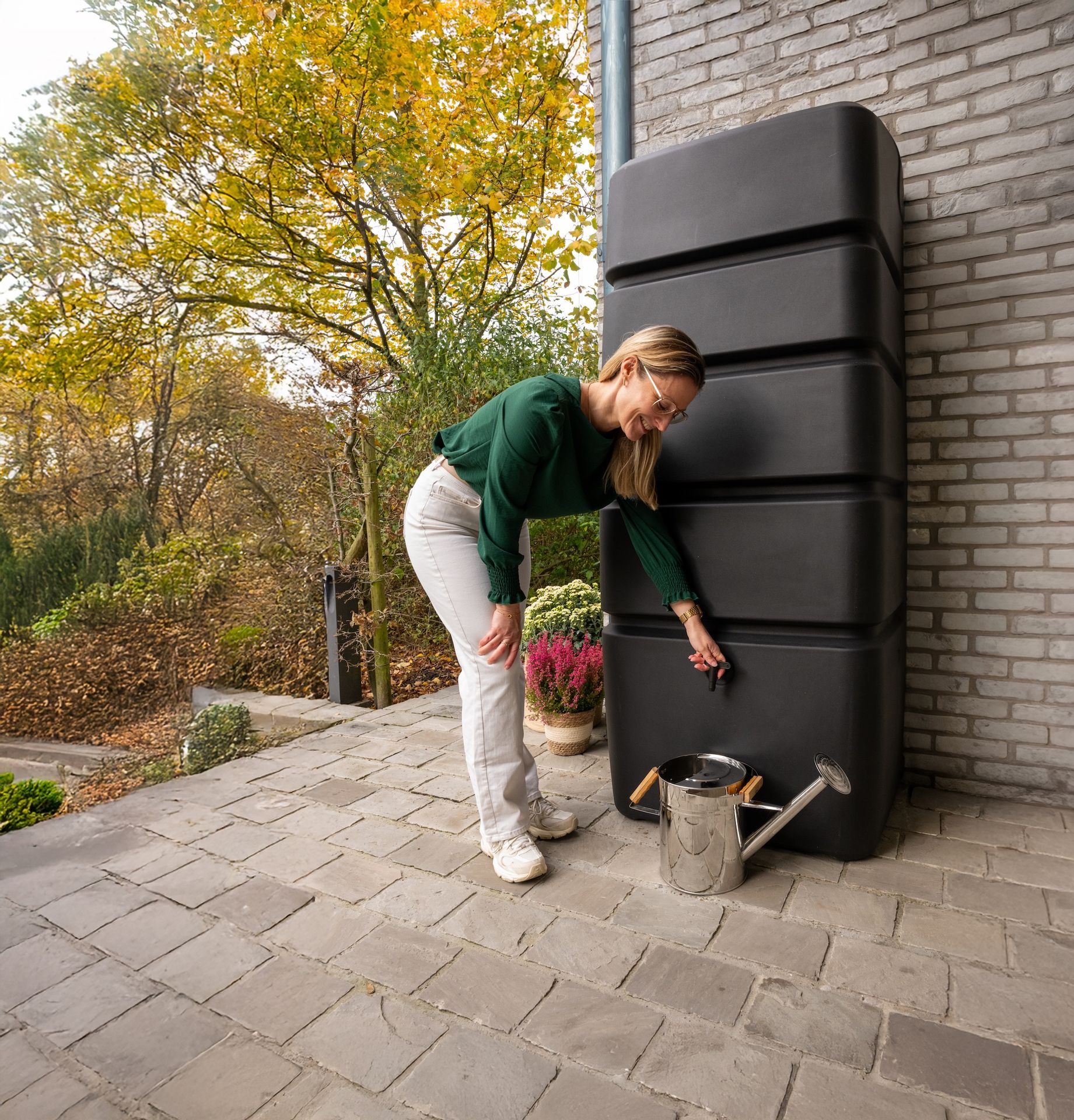 Smart Rainwater Use with a Rain Barrel | PRACTO Garden by Galico